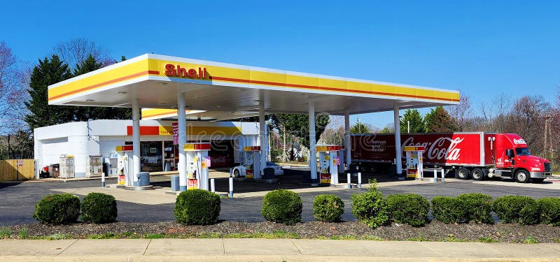Shell Gas Station editorial photo. Image of company - 347838536