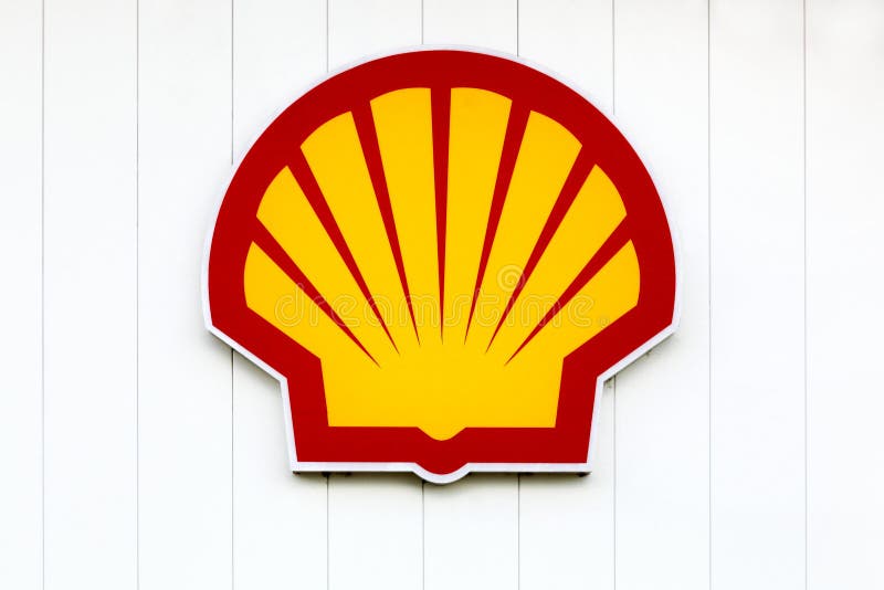 Shell-Logo Auf Einer Tankstelle Redaktionelles Stockfoto - Bild von ...