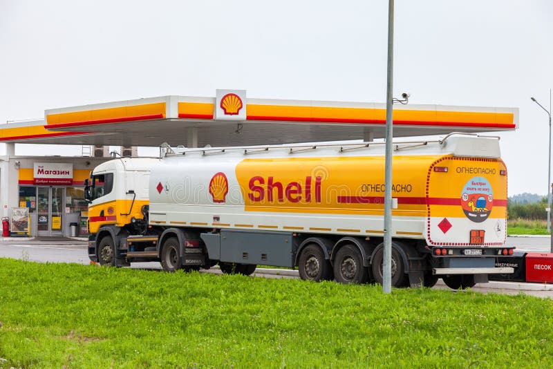Shell Oil Truck an Der Tankstelle Shell Redaktionelles Foto - Bild von ...