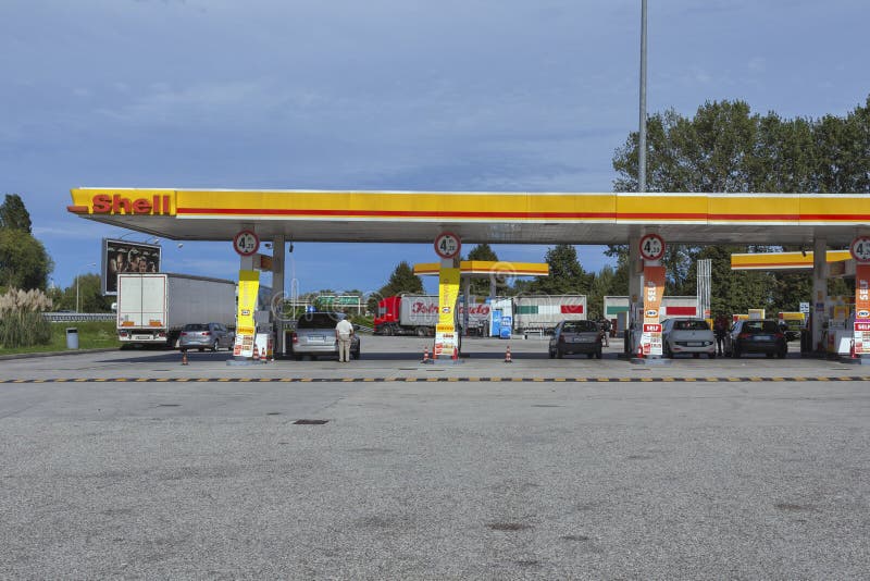 Shell-Tankstelle in Italien Redaktionelles Bild - Bild von farbe ...