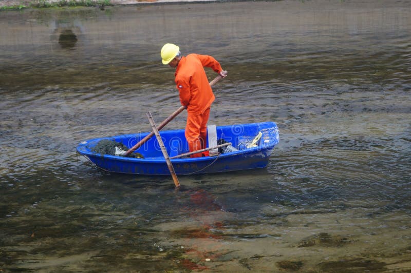 Shenzhen, China: Workers in Cleaning Up the River of Garbage Editorial ...