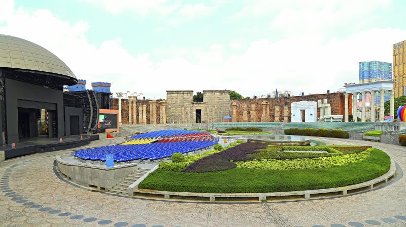 Shenzhen Window of the World : the Global Arena of the World Square ...