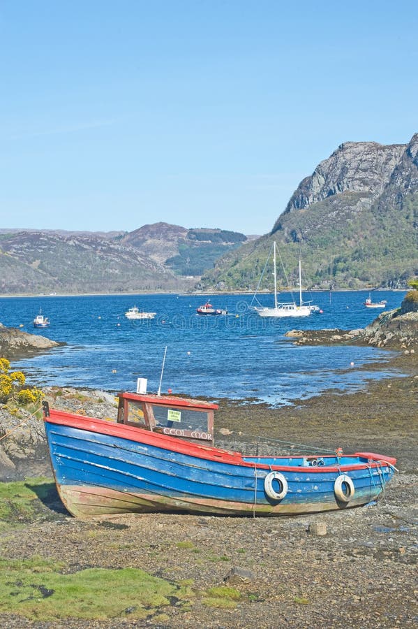 Shingle beach at Plockton editorial photography. Image of tourist ...