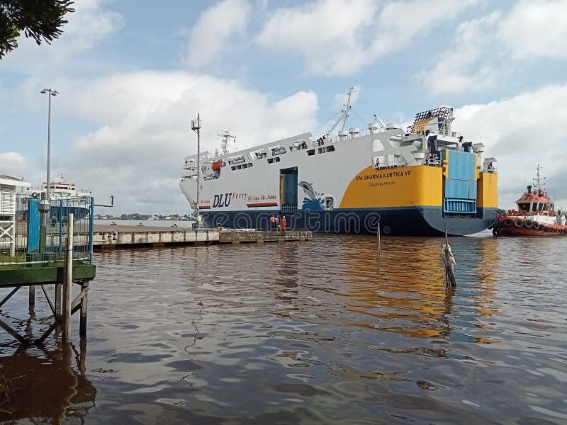 Ship anchored in port editorial photo. Image of anchored - 261673841