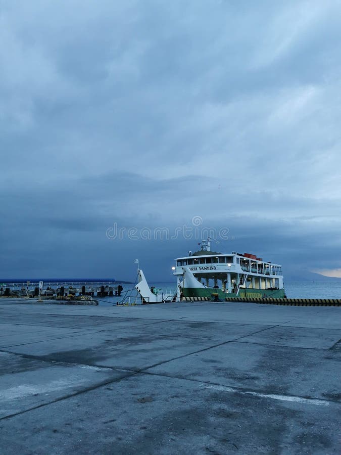 Ship on a Dock editorial photo. Image of cloud, wave - 219197031