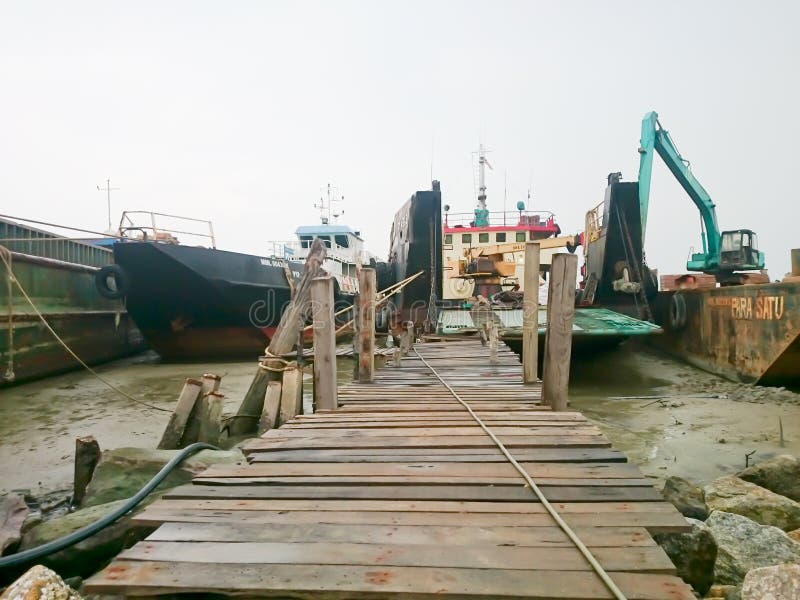Ship docked at beach editorial photo. Image of rough - 117349926