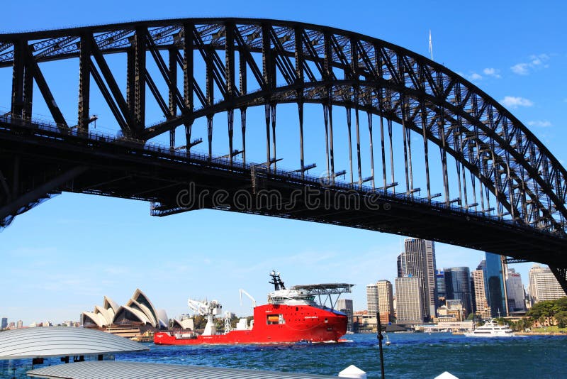 A Ship Passing through Sydney Opera House and Harbour Bridge Editorial ...