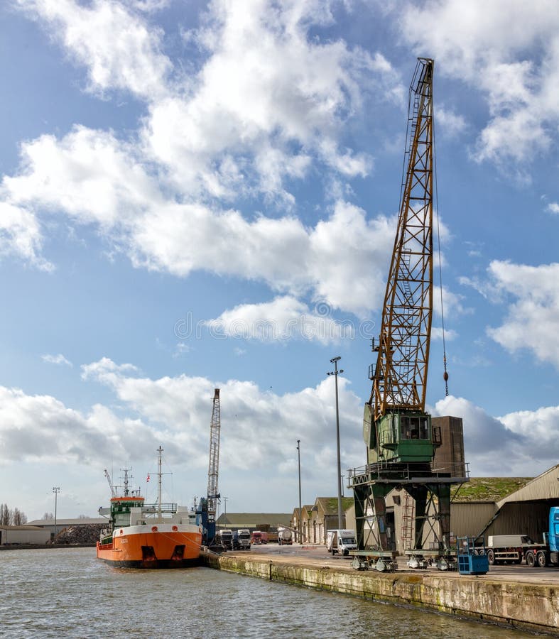 Ship Unloading in Sharpness Docks, Gloucestershire, England Editorial ...