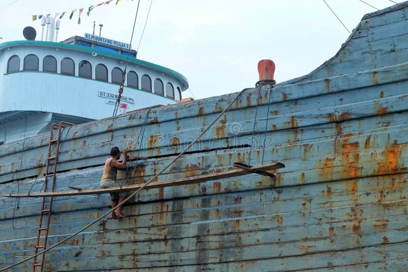 Workers In Harbour Launching A Ship Editorial Photo - Image of turkey ...