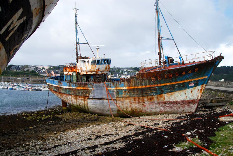 Shipwreck at shore editorial photo. Image of ocean, navigation - 218061621