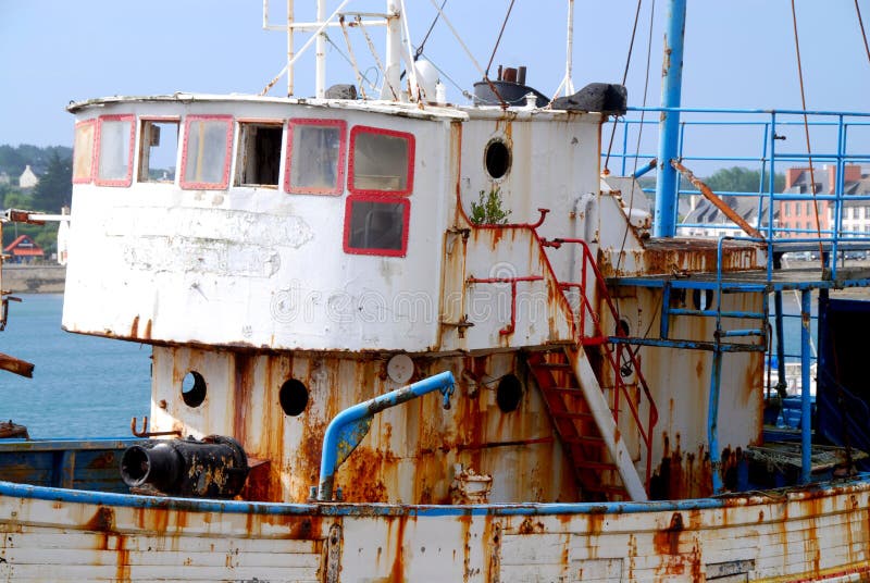 Shipwreck at shore editorial photography. Image of ocean - 218061712
