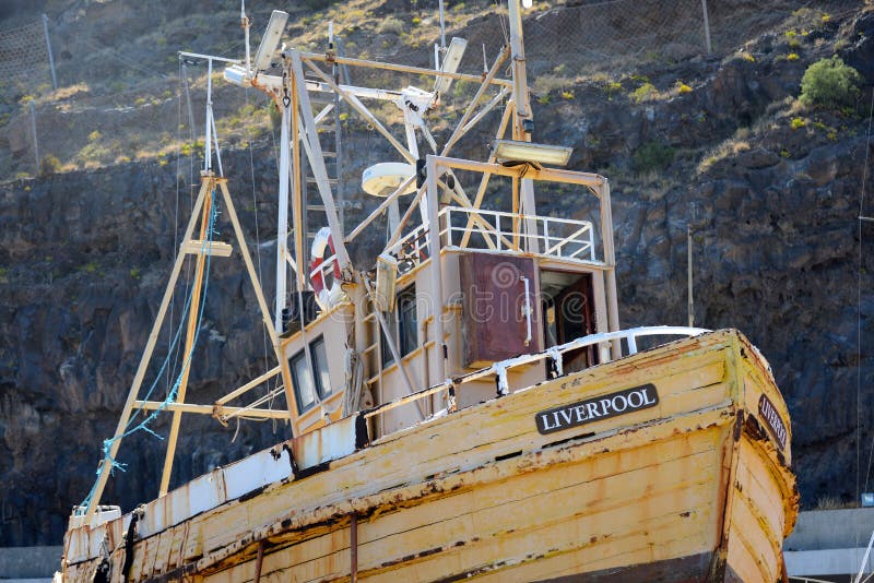 Shipwreck at shore editorial photo. Image of failure - 218061376