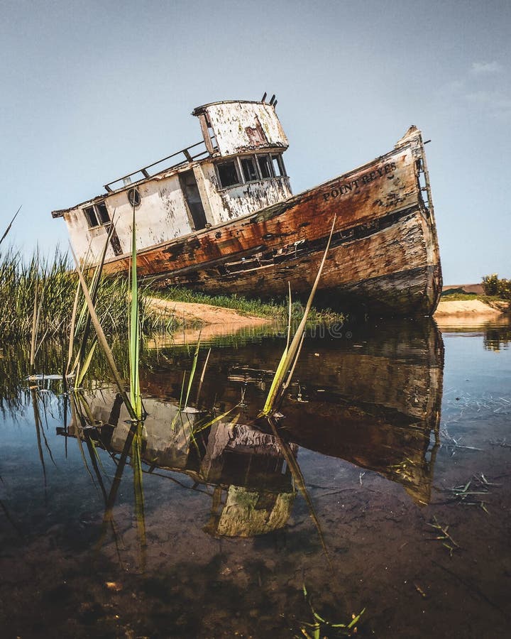Shipwrecked editorial photography. Image of reflections - 115330677