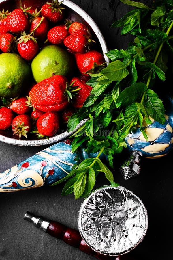 Shisha Com Sabores Do Fruto Foto de Stock - Image of lazer, citrino ...