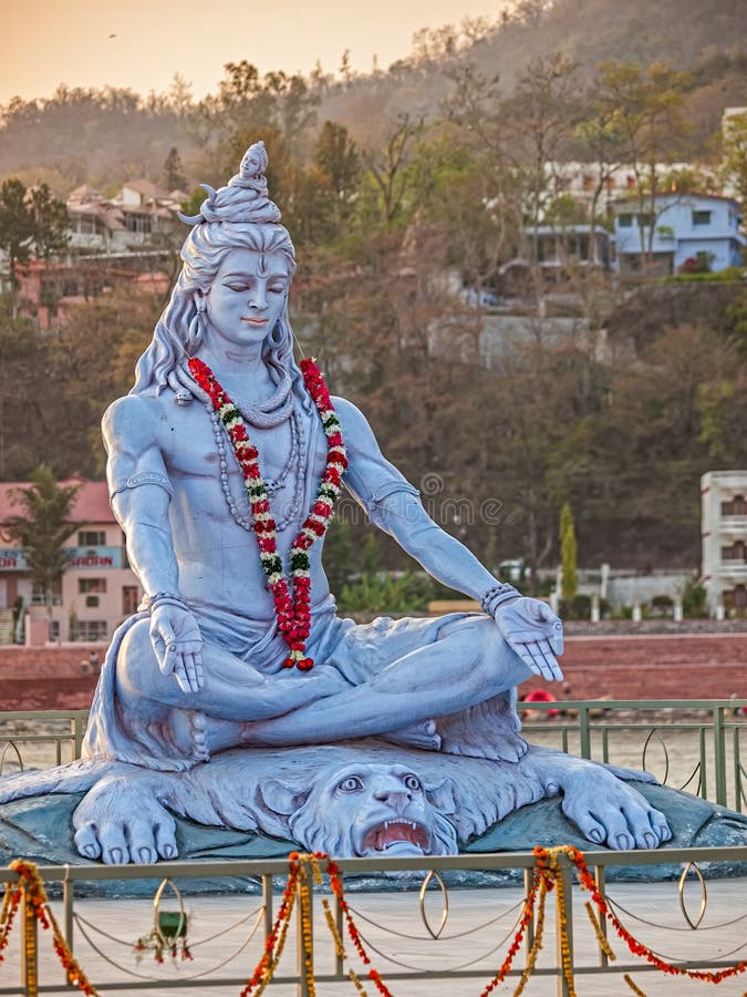 Shiva staty i Rishikesh redaktionell foto. Bild av hinduism - 40950930