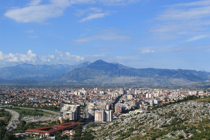 Shkoder/Shkodra I Albanien, Stad Med Bergbakgrund Arkivfoto - Bild av ...