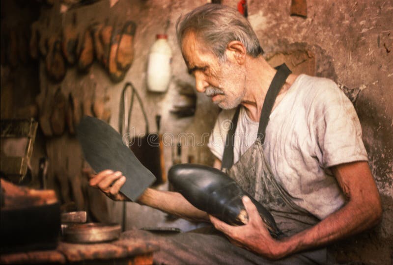 Shoemaker editorial stock photo. Image of shoe, hands - 39026903