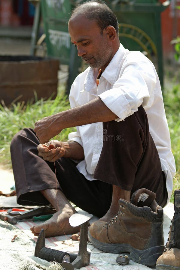 Shoemaker editorial stock photo. Image of shoe, hands - 39026903