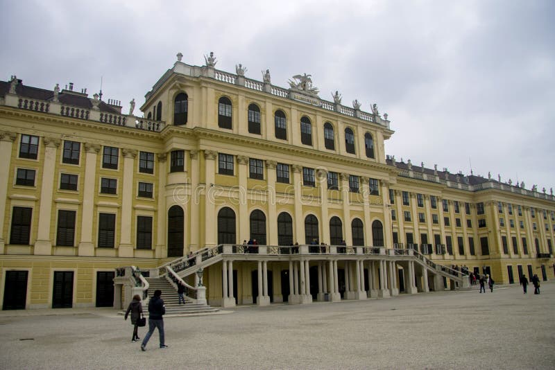 Shonbrunn Palace and Area Foreground Vienna Austria Editorial Stock ...