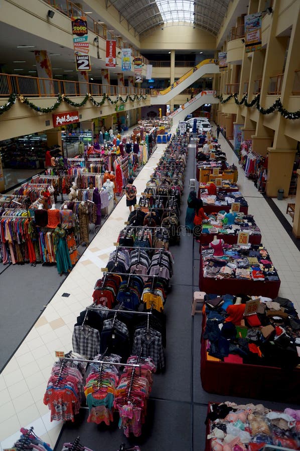 Shopping centre editorial photo. Image of clothing, central - 62785836