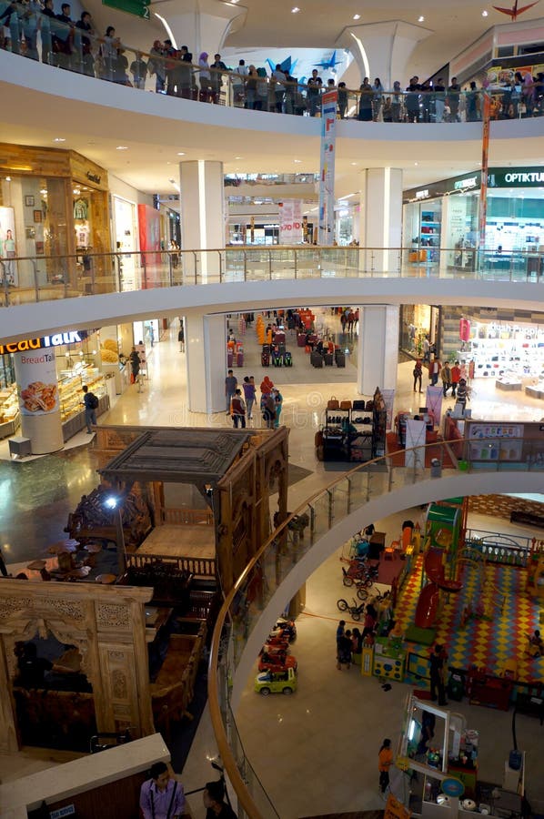 Shopping mall editorial photography. Image of weekends - 49077312