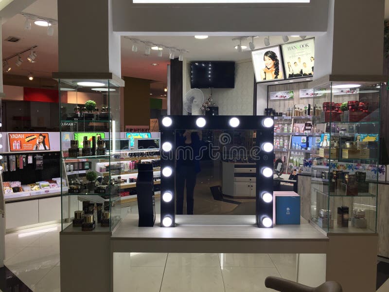 Shopping mall display editorial image. Image of busy - 98062470