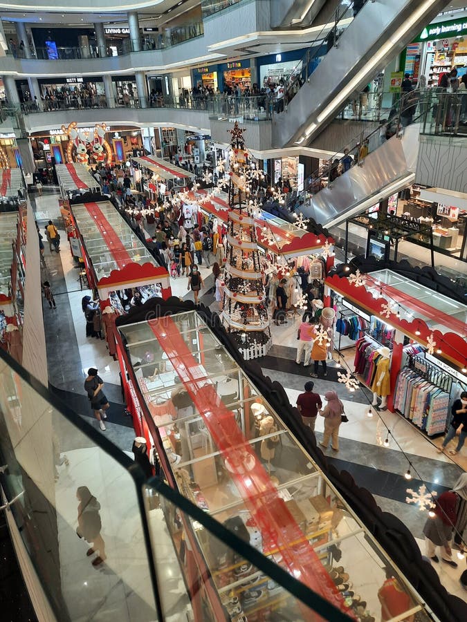 Shopping in the Mall at Weekend Editorial Photo - Image of fair, market ...