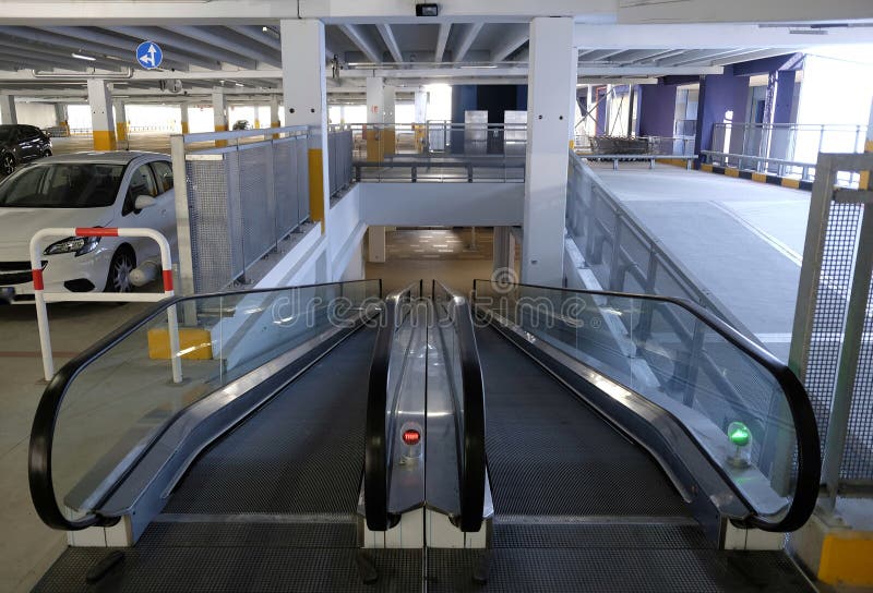 Shopping Vazio Da Escada Rolante Imagem de Stock - Imagem de metrô ...