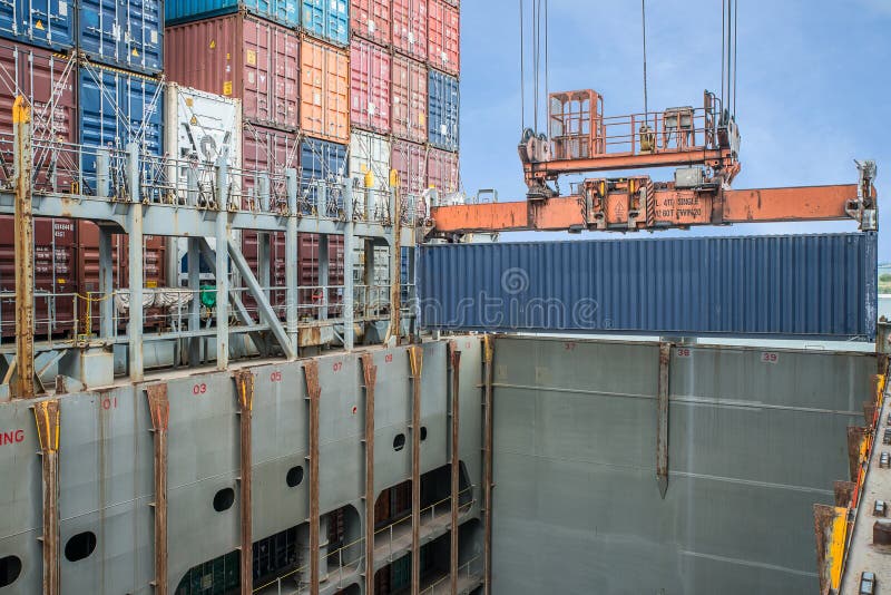 Shore Crane Loading Containers in Freight Ship Stock Image - Image of ...