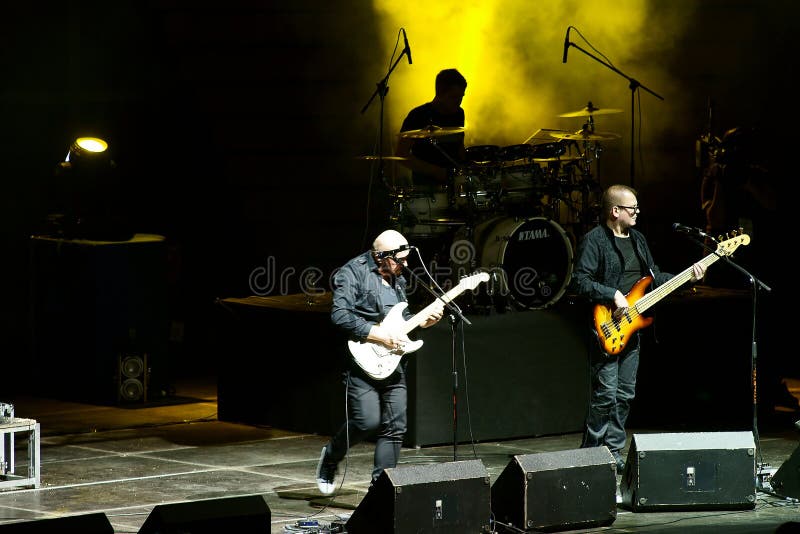 Show band Kombi editorial stock photo. Image of clap - 17426293