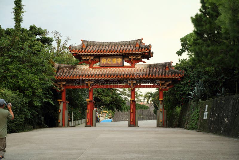 Shureimon Al Castello Di Shuri Immagine Stock - Immagine di cielo ...