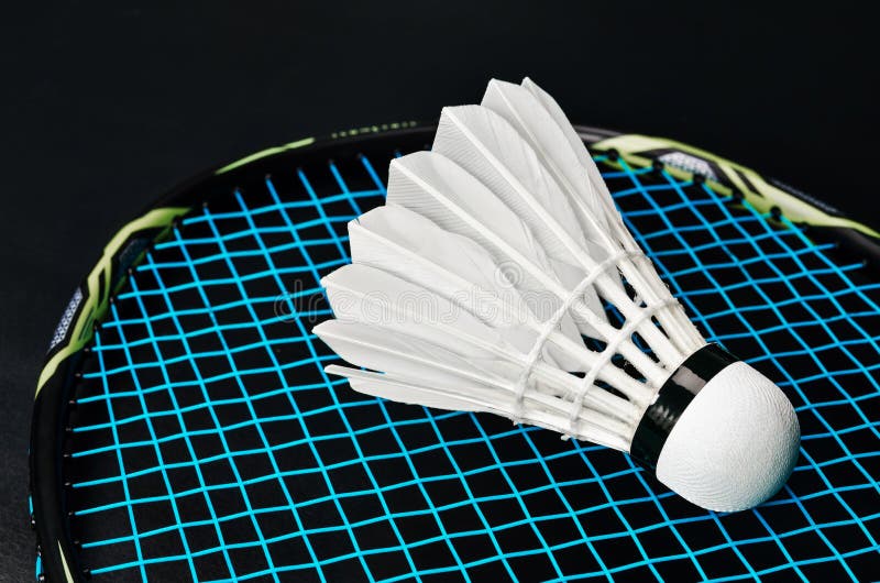 Shuttle en badmintonracket stock afbeelding. Image of vermaak - 124946851