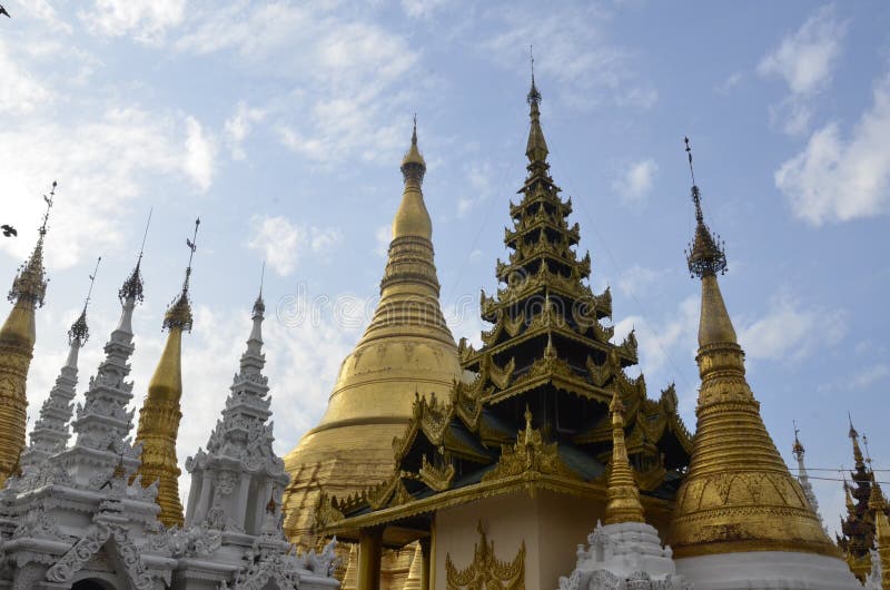 Shwedagon, Un Bosque De Pagodas Imagen de archivo - Imagen de personal ...