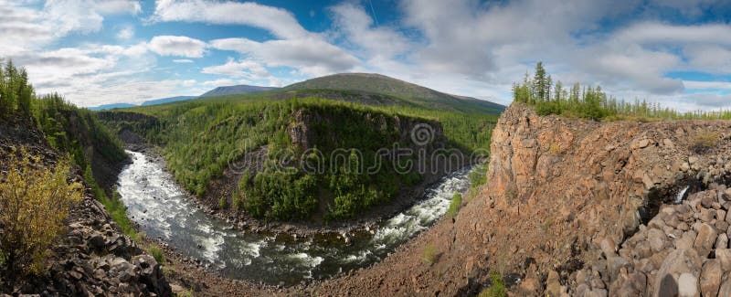 Siberië. Canion Van Rivier Neral. Panorama Stock Afbeelding - Image of ...