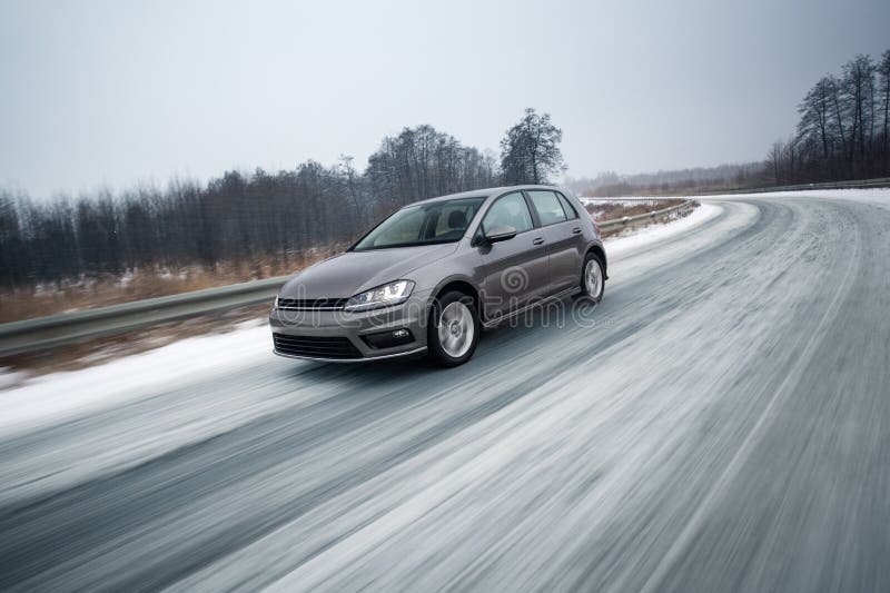 Sich Schnell Bewegendes Auto Stockbild - Bild von bewegen, grün: 21572505