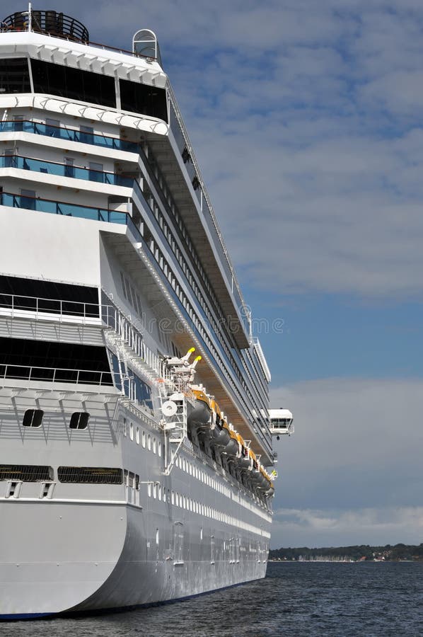 Side View Of A Cruise Ship Picture. Image: 16271158