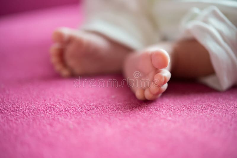 Side View Newborn Baby Feet Stock Image - Image of body, side: 82529497
