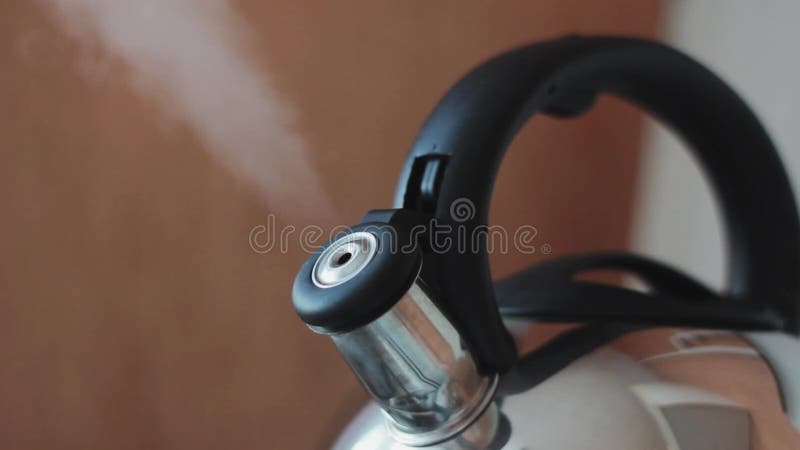 Siedender Pfeifender Kessel Auf Dem Ofen Stock Footage - Video von ...