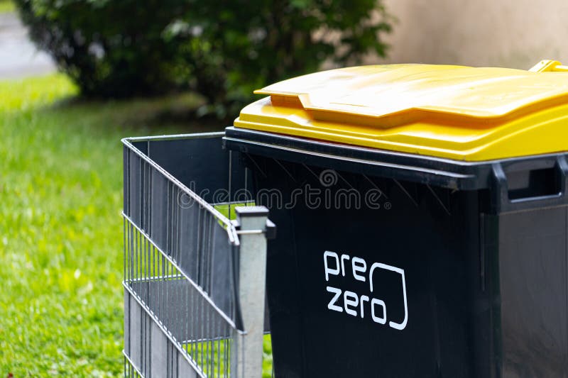 A pre zero trash can editorial photo. Image of stiftung - 336278591