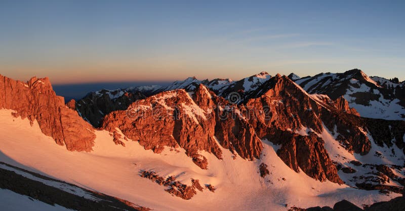 Sierra alba delle montagne fotografia stock. Immagine di alba - 19996538