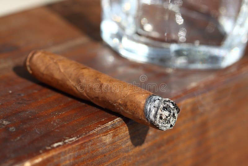 Dikke sigaar stock afbeelding. Afbeelding bestaande uit geur - 21831671