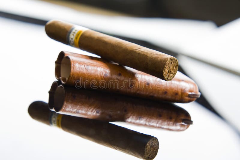 Dikke sigaar stock afbeelding. Afbeelding bestaande uit achtergrond ...