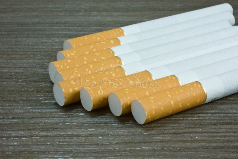 Sigaret stock afbeelding. Image of geel, sigaret, onhygiënisch - 18166445