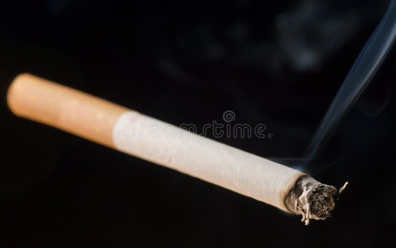 Sigaret Op Zwarte Achtergrond Stock Afbeelding - Image of rook, slecht ...