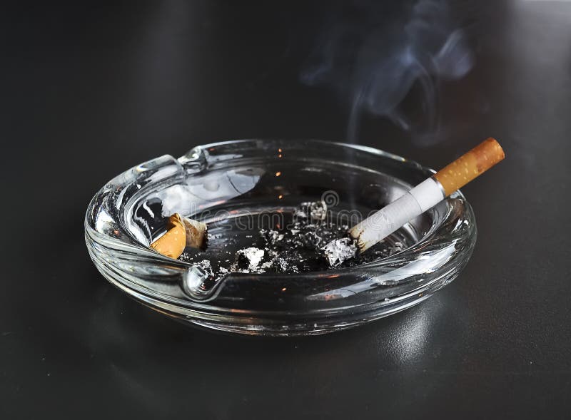 Pila della sigaretta fotografia stock. Immagine di background - 464676