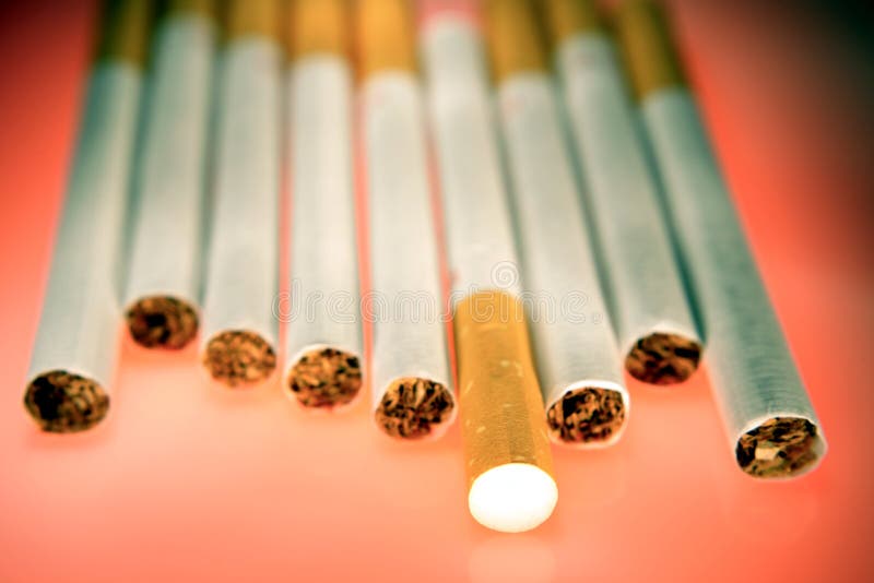 Sigaretten stock foto. Image of rood, sigaret, stokken - 2463642