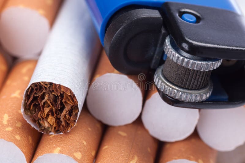 Sigaretten en aansteker stock afbeelding. Image of sigaret - 39366483