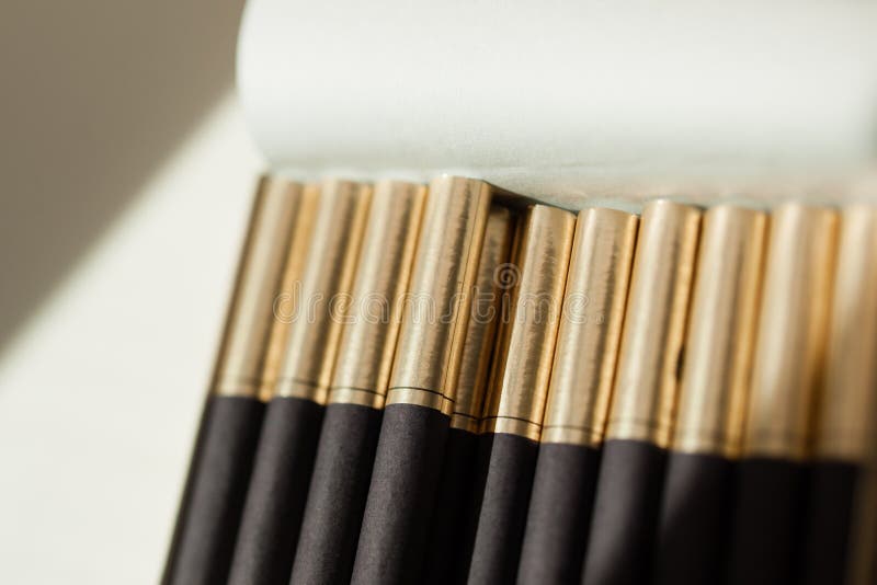Sigaretten in pak stock foto. Image of sigaretten, luxe - 36387192