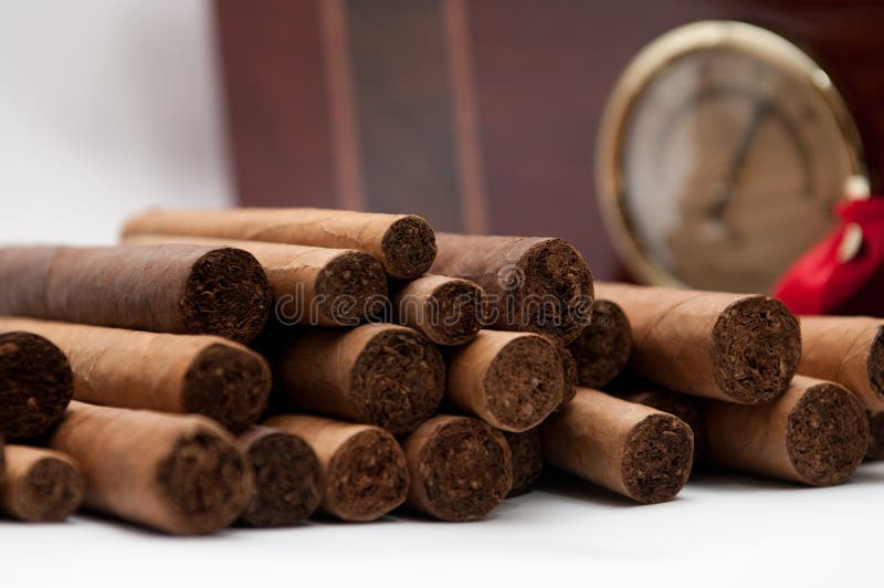 Sigari cubani in casella immagine stock. Immagine di fumare - 13457855