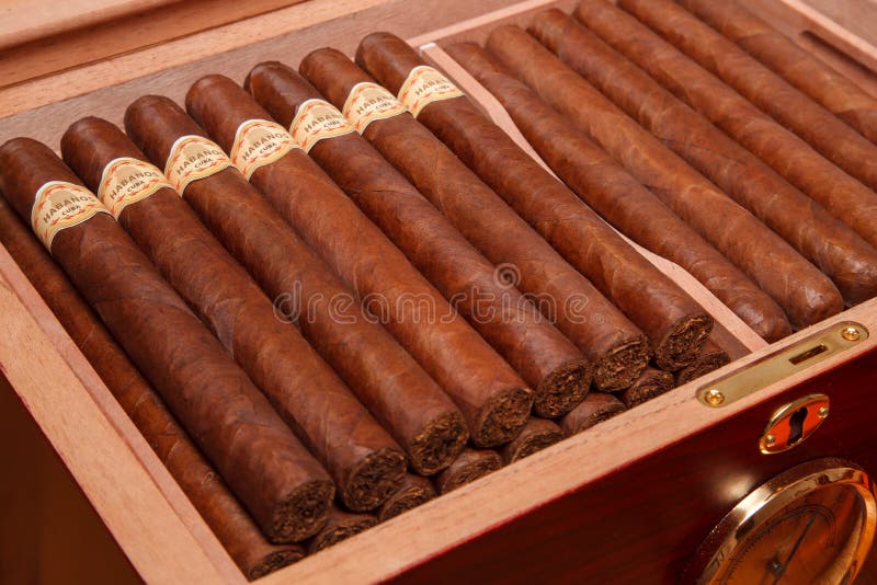 Signora cubana del sigaro immagine stock editoriale. Immagine di cuba ...